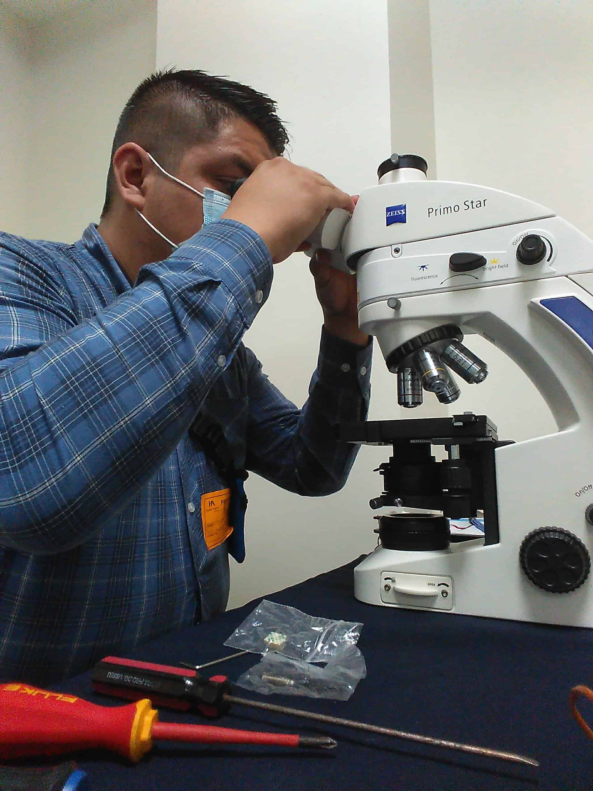 Mantenimiento a equipos de laboratorio microscopios