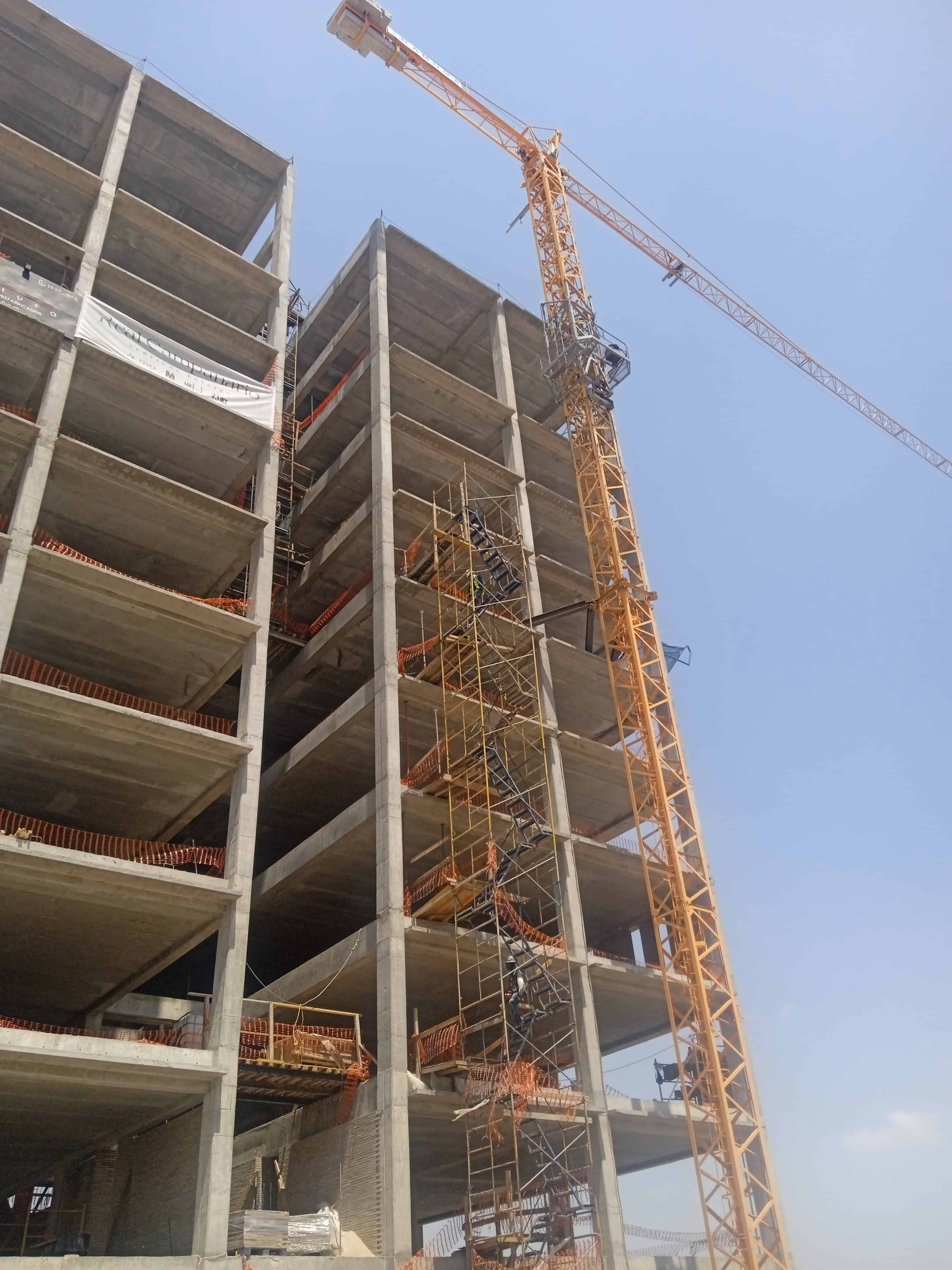 Torre pluma para elevación de materiales de construcción